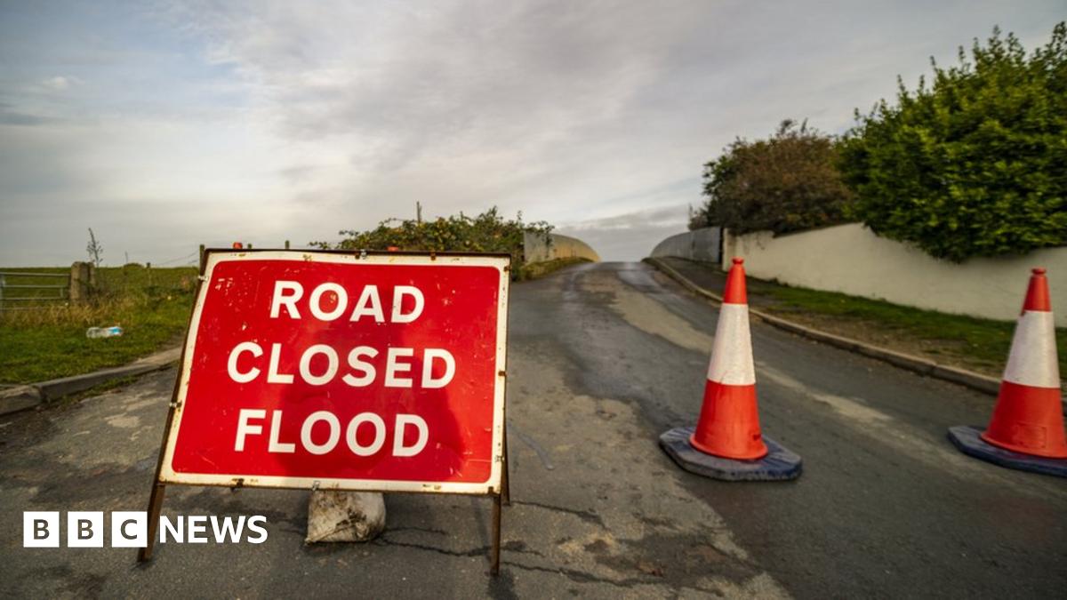 Storm Barra: Flood warning for Melverley, Shropshire - BBC News