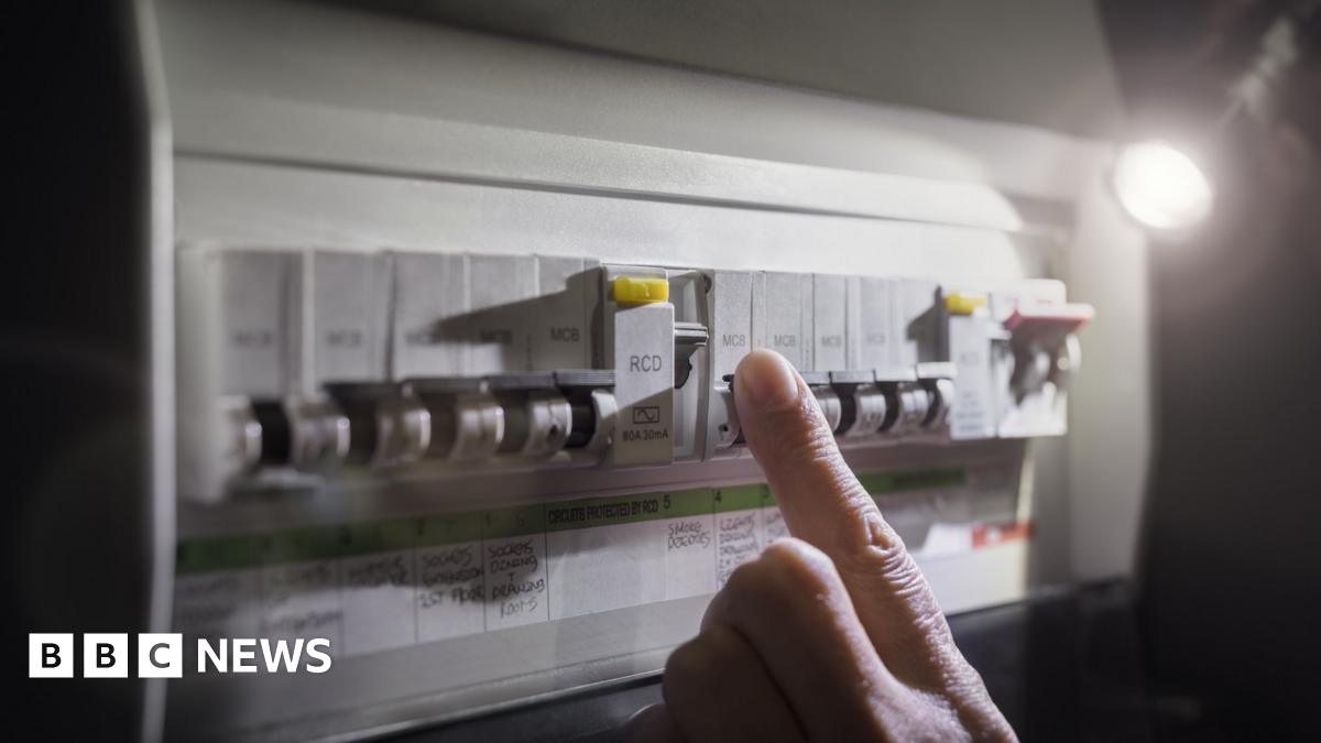 Power firm criticised over outage back-up plans - BBC News