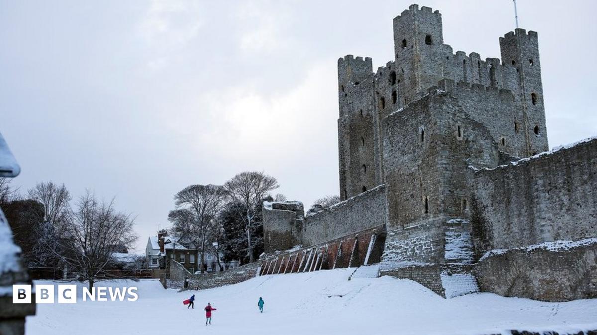 UK weather: Snowy scenes across the UK - BBC News