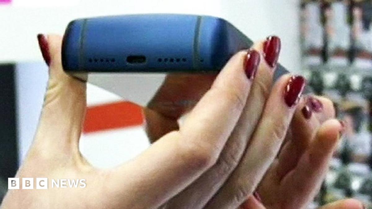 Energizer 'thick boi' phone gives 50 days of battery life - BBC News