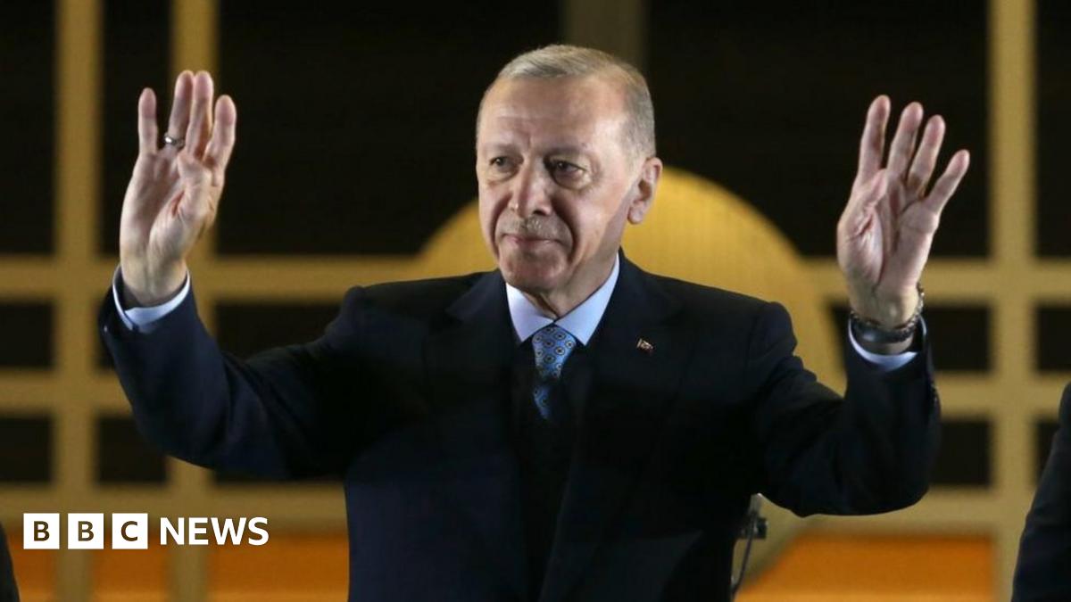 Turkish election victory for Erdogan leaves nation divided - BBC News