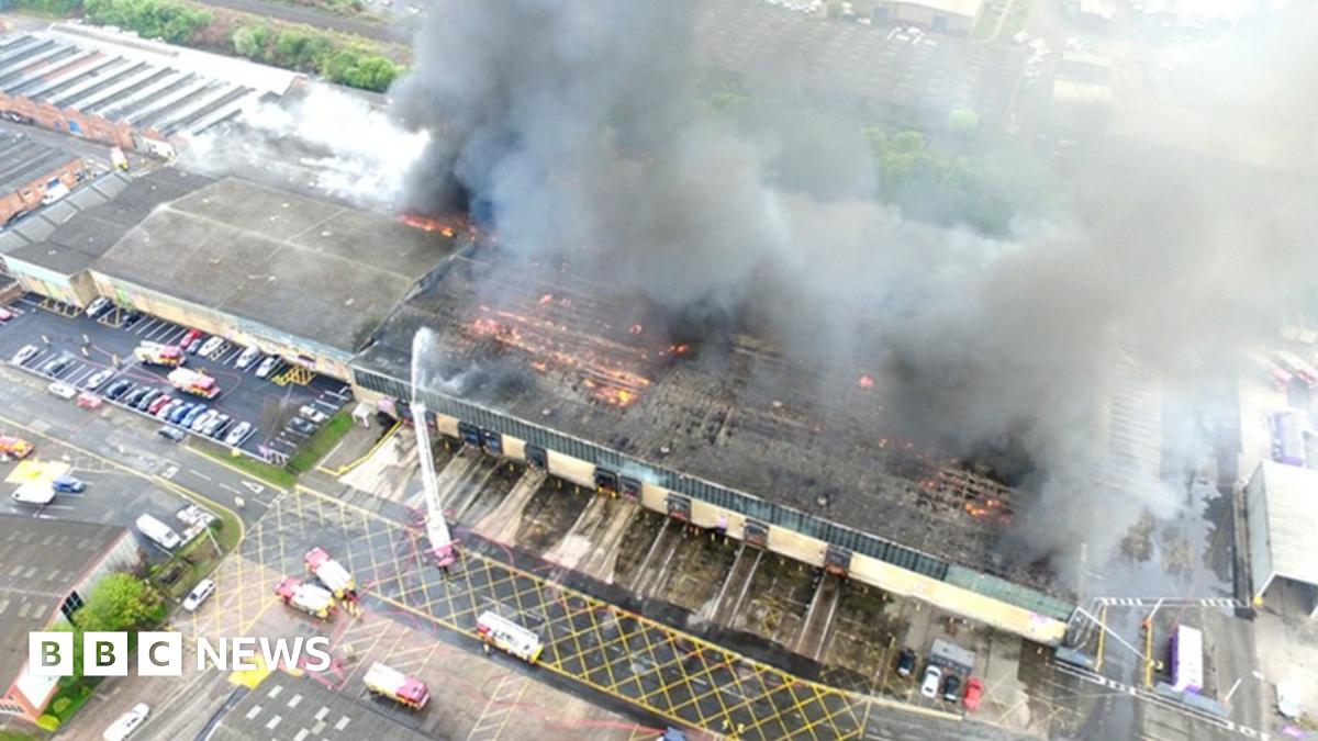 'Difficult' investigation into Worcester warehouse fire - BBC News