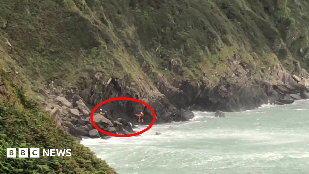 Devon rescue: Woman and daughter stranded by tide on cliffs - BBC News