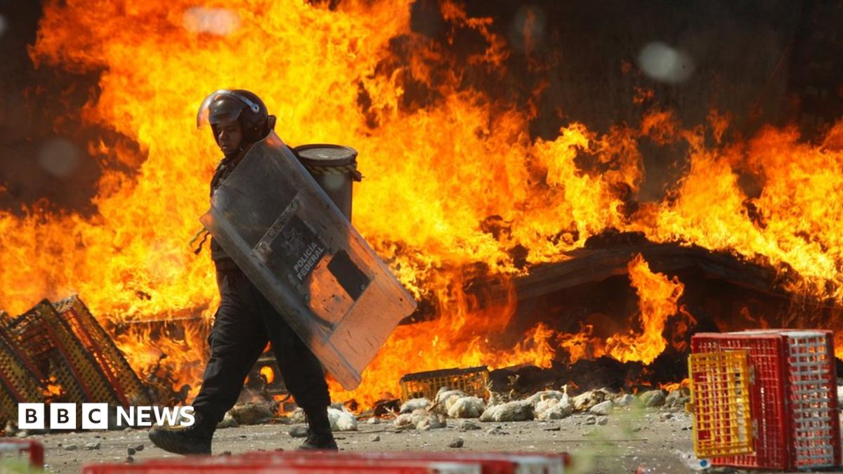 Mexico teachers protest: Six killed in Oaxaca clashes - BBC News
