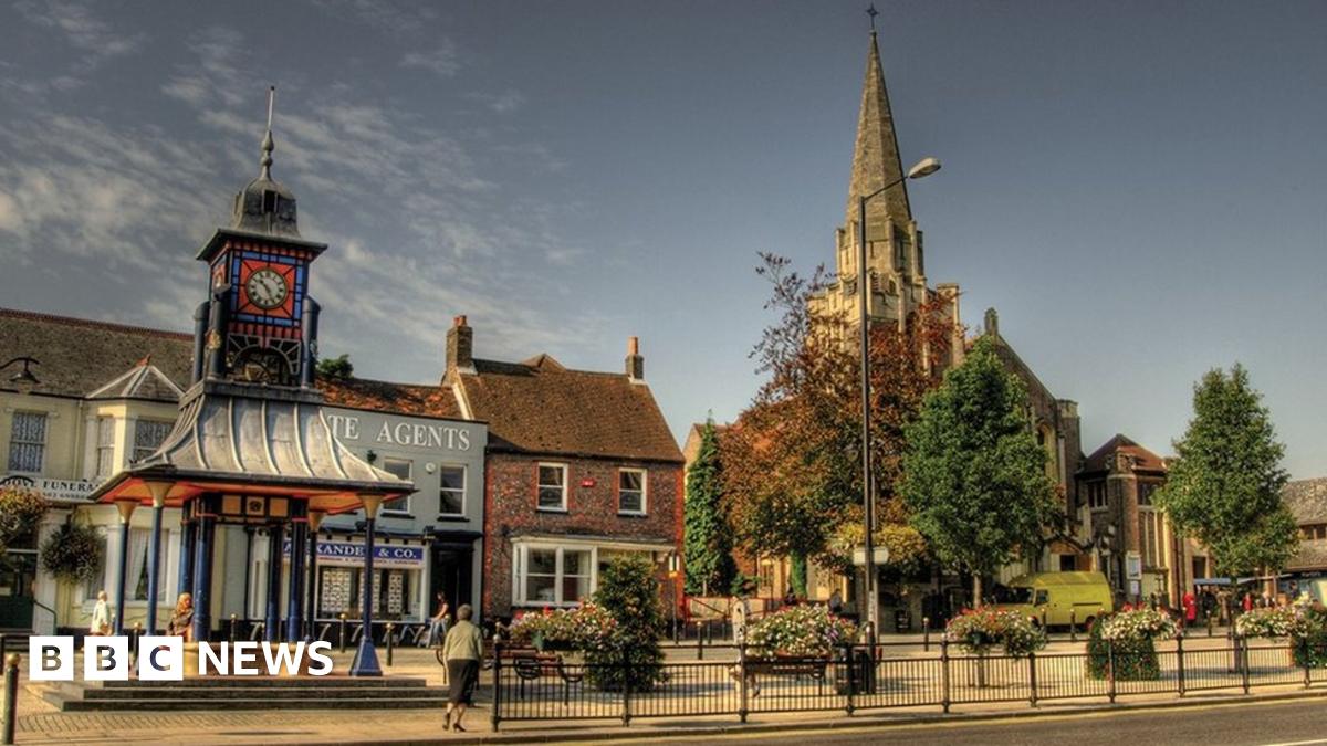 Dunstable high street concerns over car parking price hike - BBC News