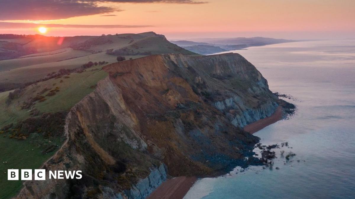 Rockfall warning after heatwave in Dorset and Isle of of Wight - BBC News