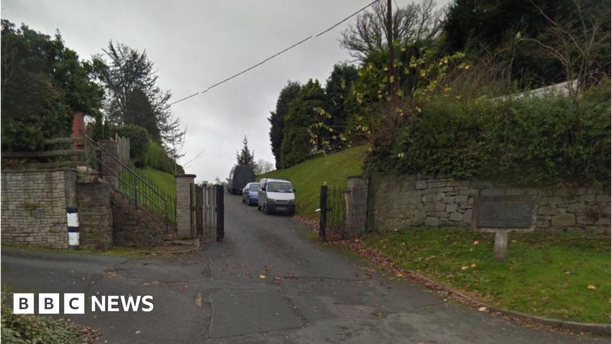 Maesgwastad Cemetery lock broken in Welshpool parking row - BBC News