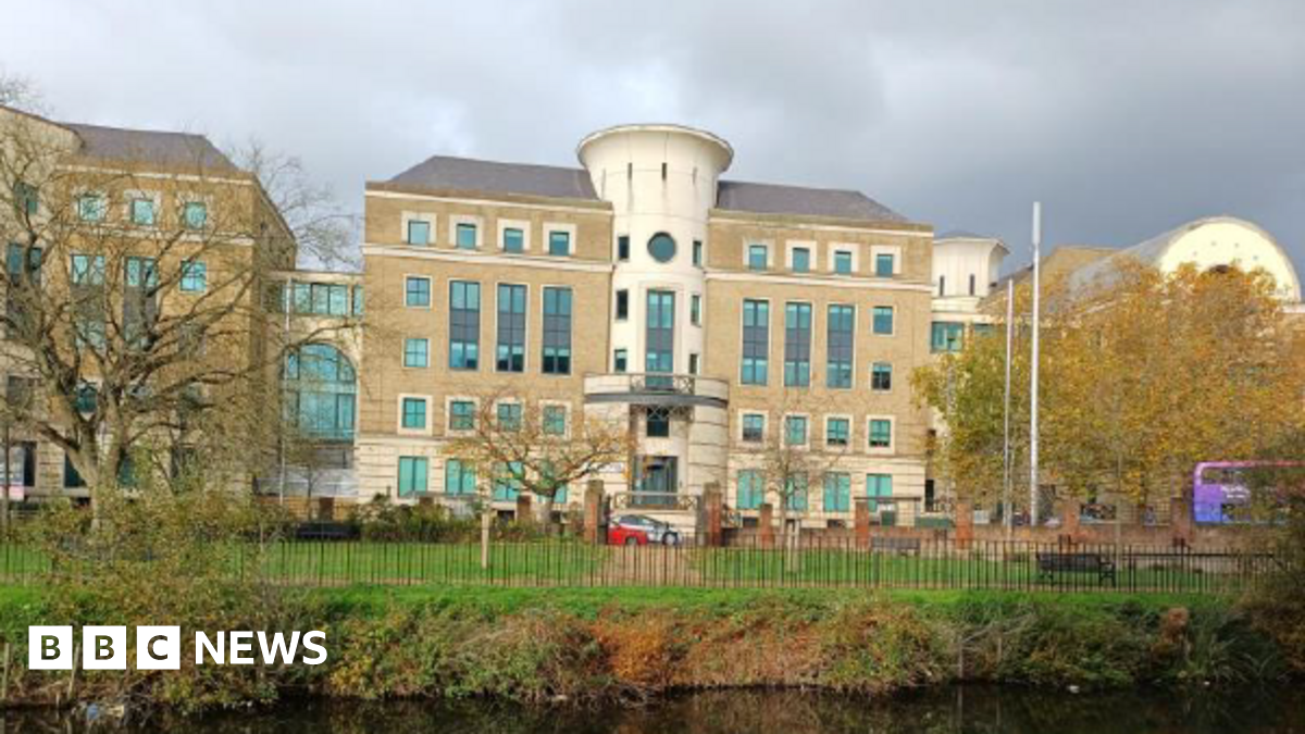 Office building in the centre of Reading to be used for flats - BBC News