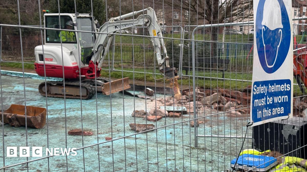 Anger as Kidderminster paddling pool is ripped out - BBC News
