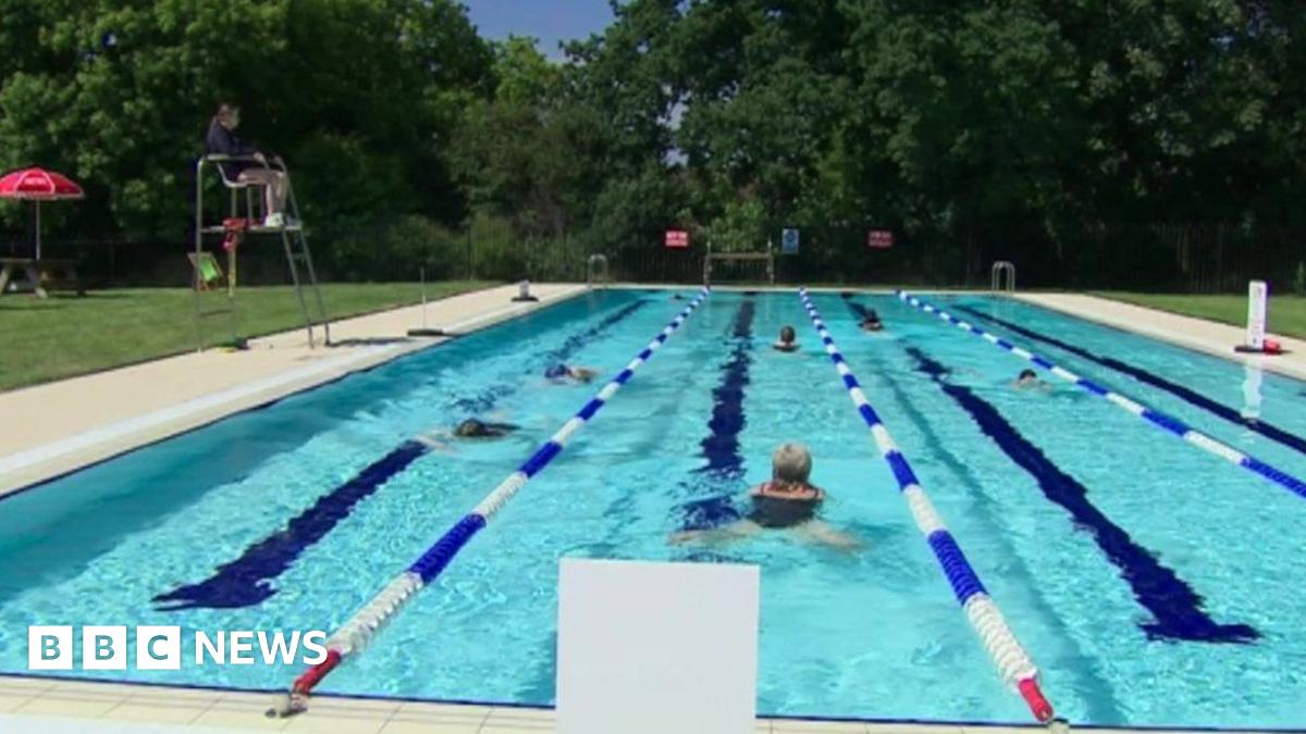 Council 'looking for ways' to extend Abingdon lido's season - BBC News