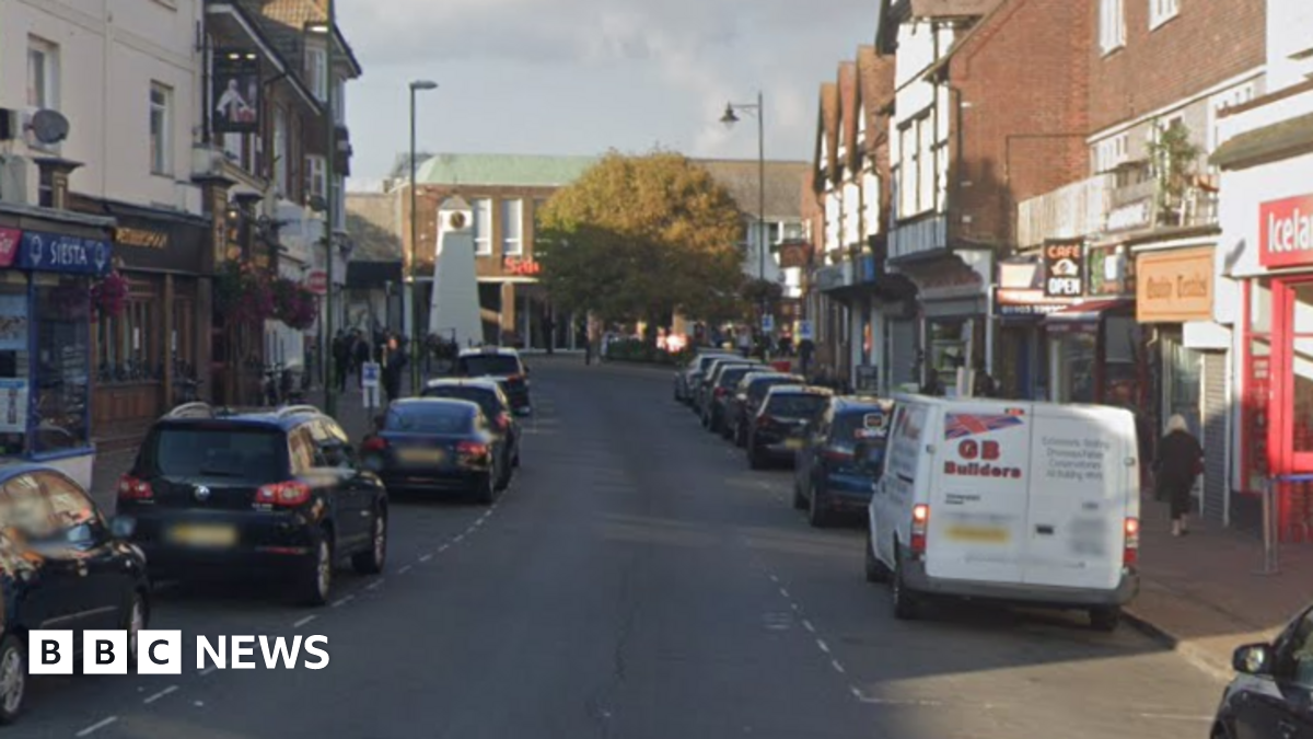 Car sped through pedestrian area after Littlehampton crash - police ...