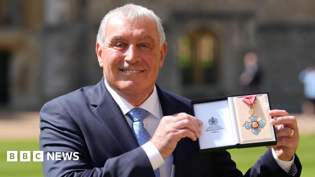 Ex-England goalkeeper Peter Shilton appointed CBE at Windsor - BBC News