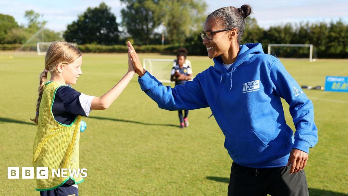 Ex-Lioness says girls should 'feel valued' during Oxford session - BBC News