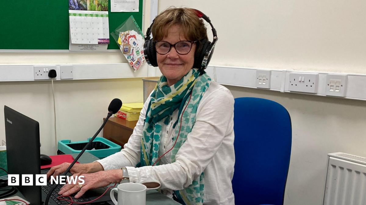 Wirral Talking Newspaper celebrates 40 years of service - BBC News