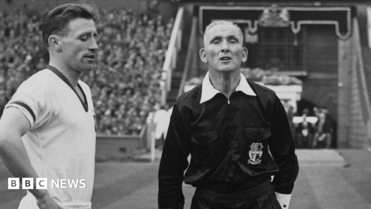Frank Coultas: Hull FA Cup final referee's medal to be auctioned - BBC News