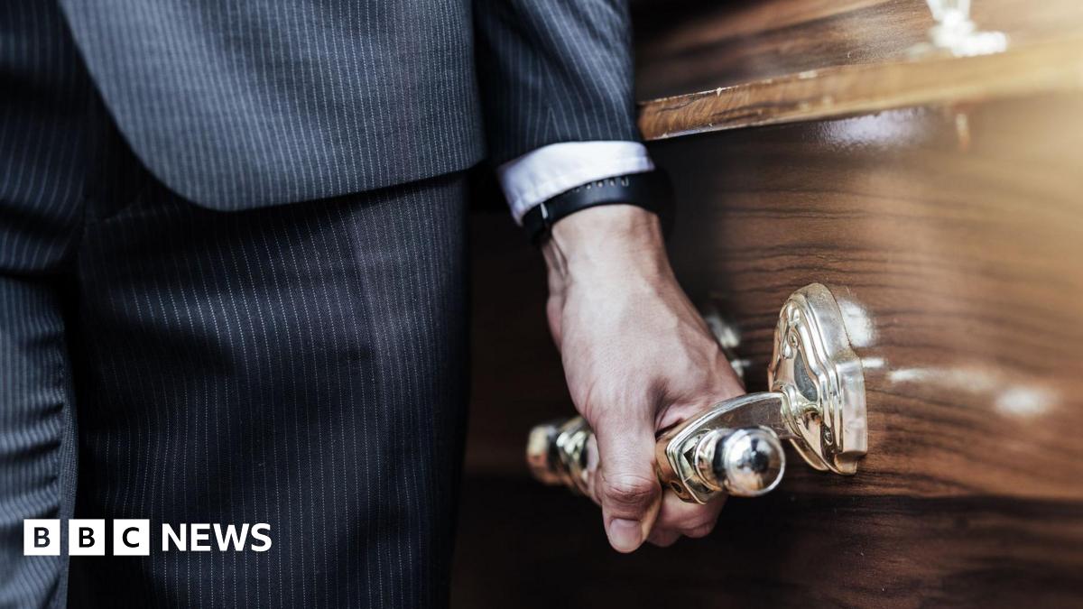 Mourners targeted in Facebook funeral scams - BBC News