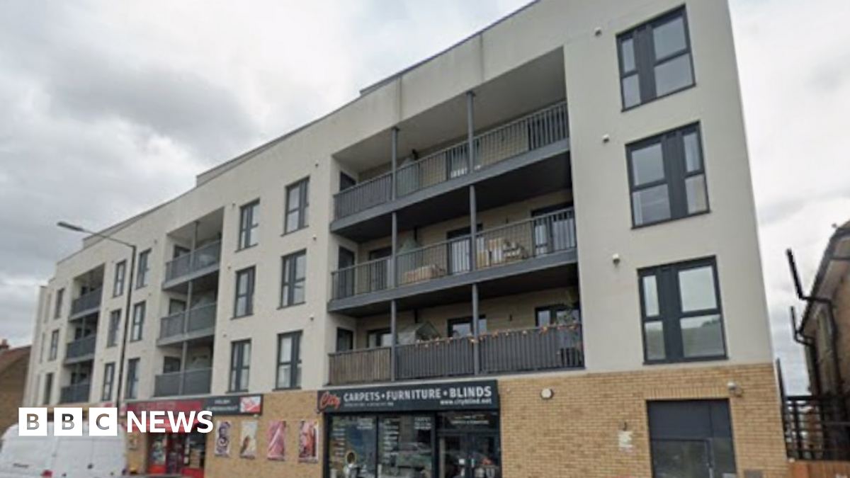 Slough: Plan to remove flammable cladding from flats block - BBC News