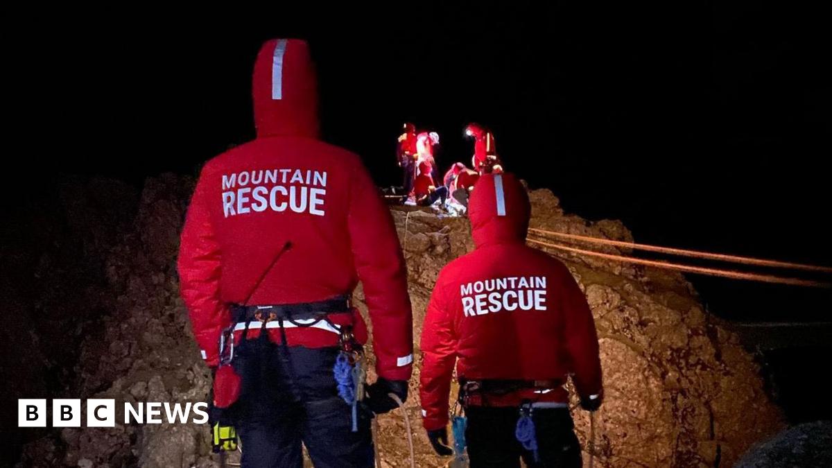 Lake District 11-hour rescue saves seriously hurt climber - BBC News