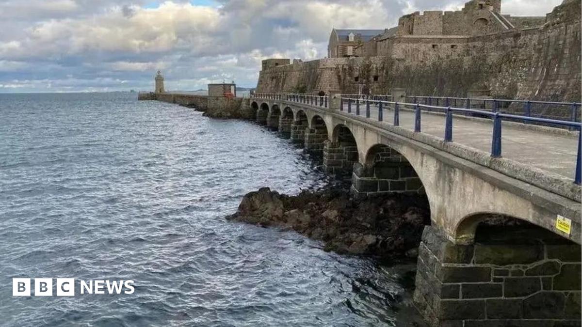 Annual survey of historic bridge Guernsey takes place - BBC News