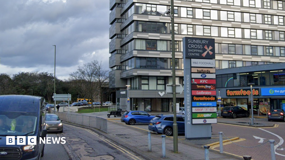 Drivers warned following Sunbury credit card car park scam - BBC News