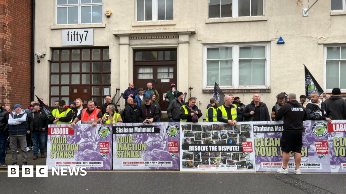 Birmingham bin strike protest outside home secretary's office - BBC News