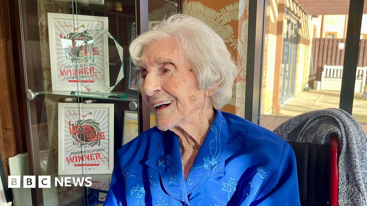 Crewe woman, 105, says music is key to a long life - BBC News