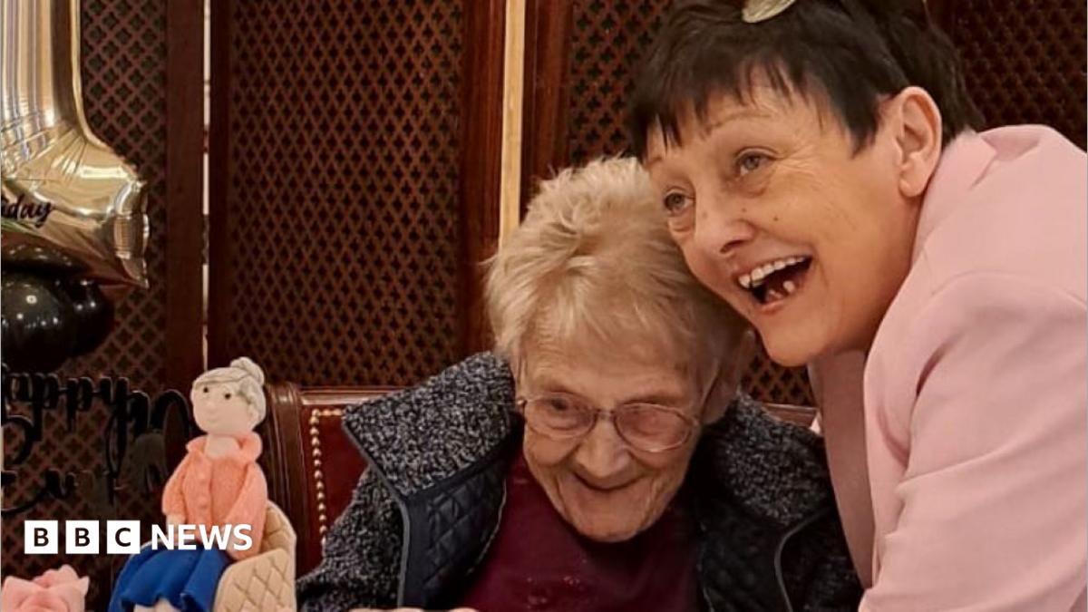 Irish centenarian receives call for jury duty - BBC News