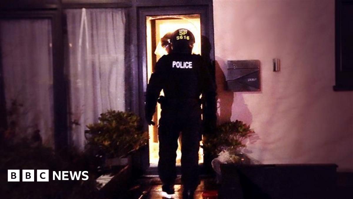 Police dawn raids near Glasgow target new organised crime group - BBC News