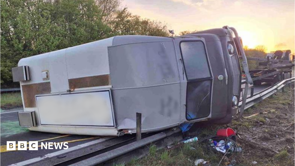 A27 between Emsworth and Chichester shut by cooking oil spill - BBC News