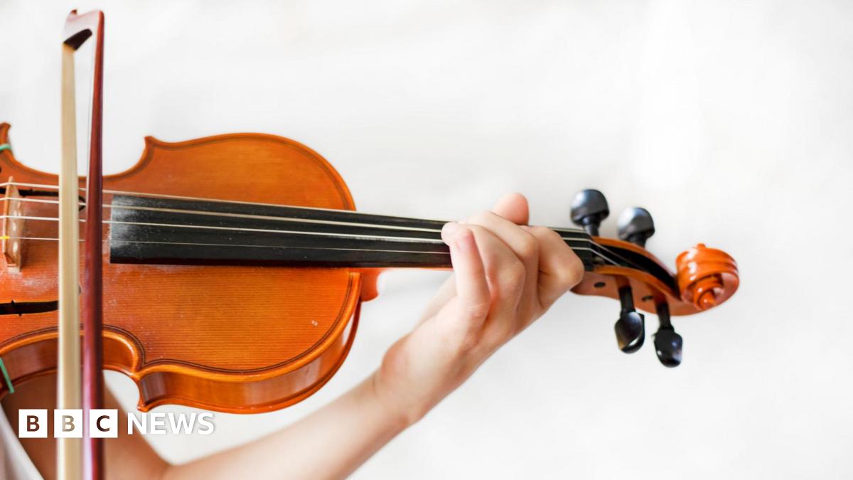 Music teacher Derek Hoyle banned for touching pupils' legs - BBC News