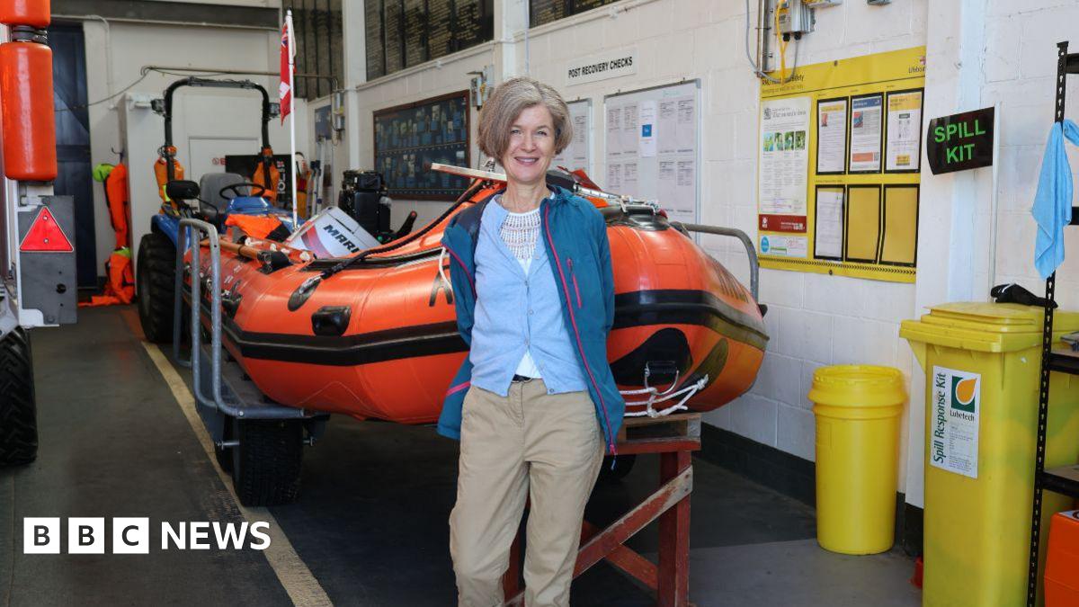 Margate: Mum praises RNLI for saving her and and her son - BBC News
