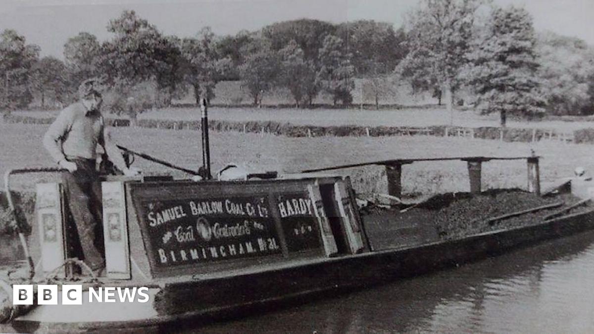 Coal trade narrowboat restoration work begins in Banbury - BBC News