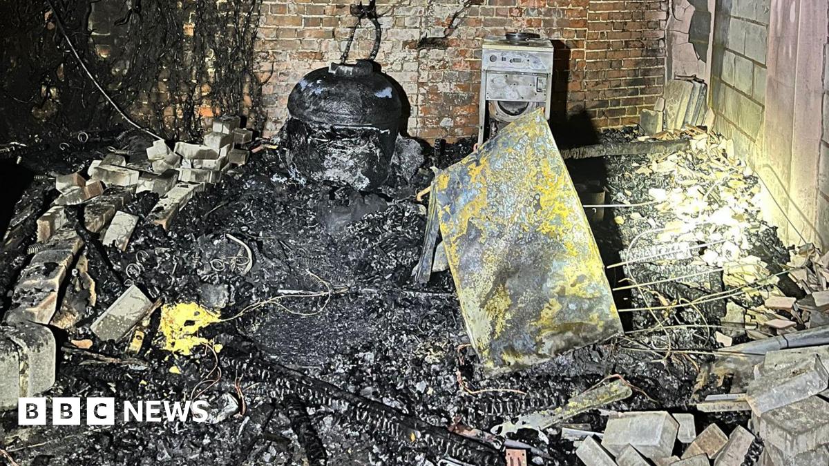 Ongar: Fire crews tackle fire in swimming pool boiler house - BBC News