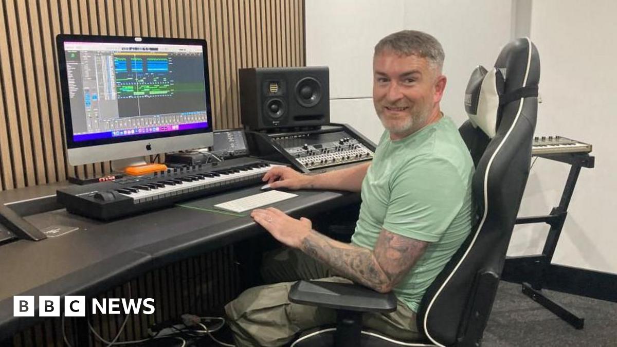 Sheffield DJ launches free mixing courses for unemployed - BBC News