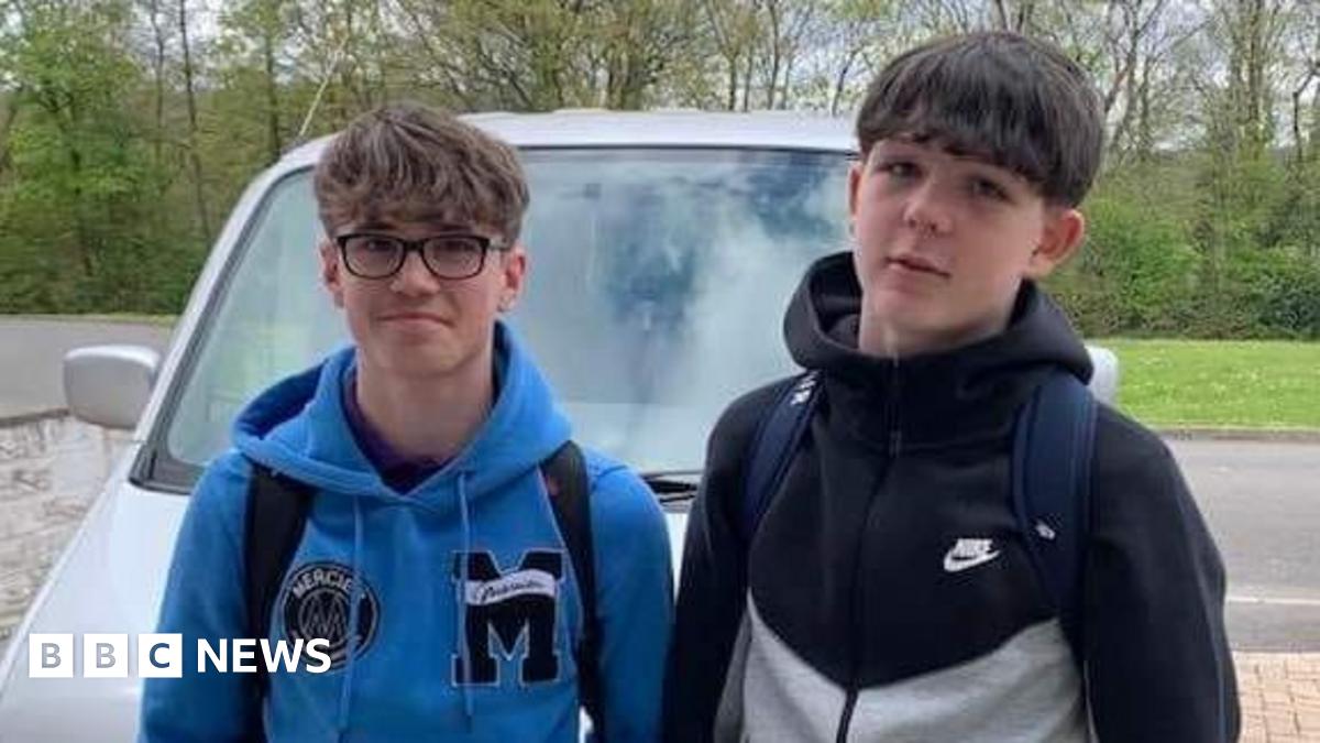 Bridgend teens praised for rescuing woman, 62, from river - BBC News