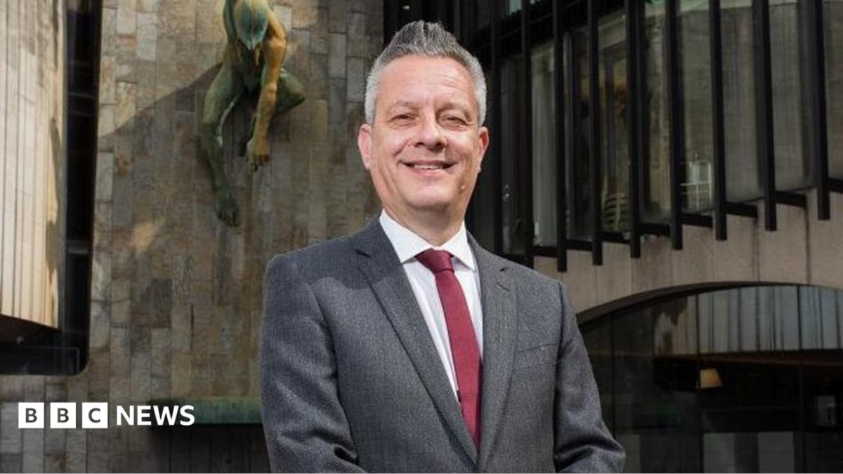 Ex-Newcastle City Council leader and five others quit Labour - BBC News