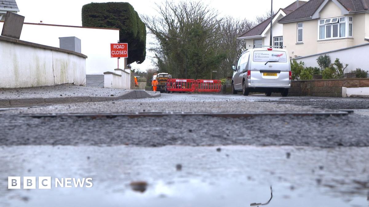 Taxi fare 'doubles' due to vehicle convoy in Jersey - BBC News