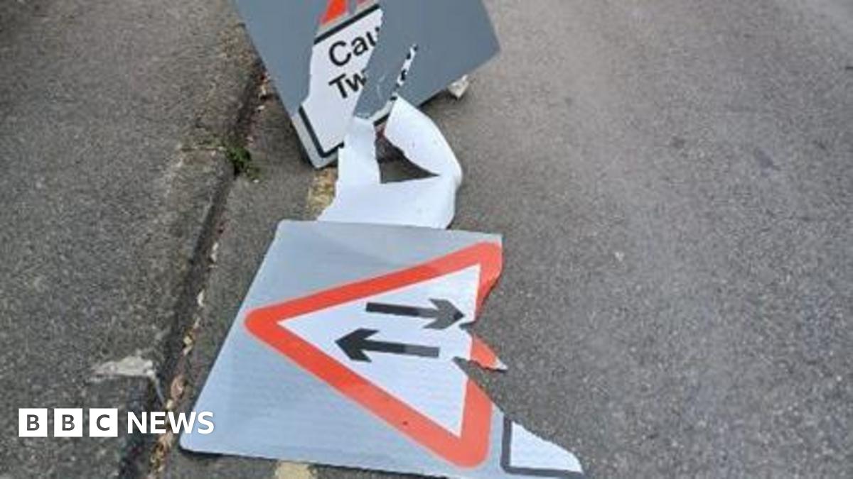 Accidents warning after Jersey road signs damaged - BBC News