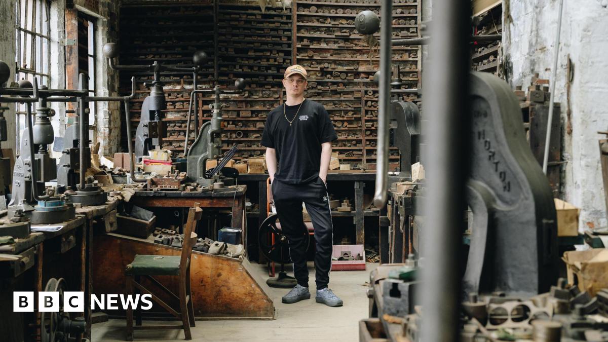 Birmingham silver-factory exhibition plays on industrial past - BBC News