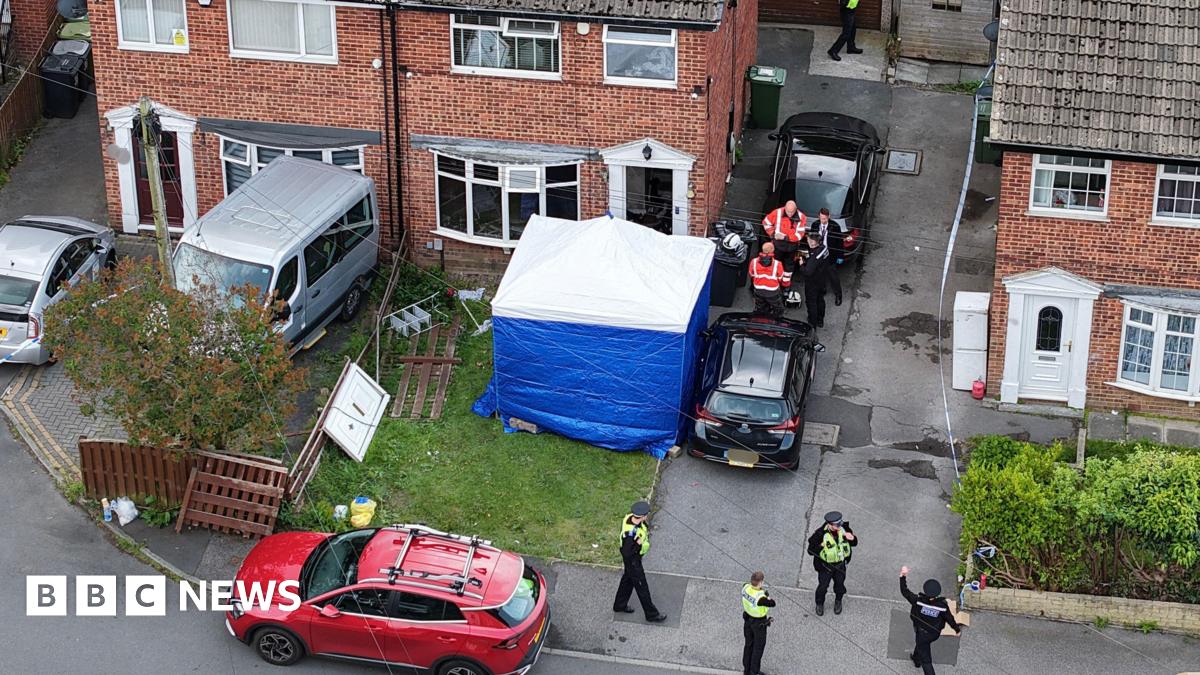 Girl, 9, and her father die after Heckmondwike house fire - BBC News