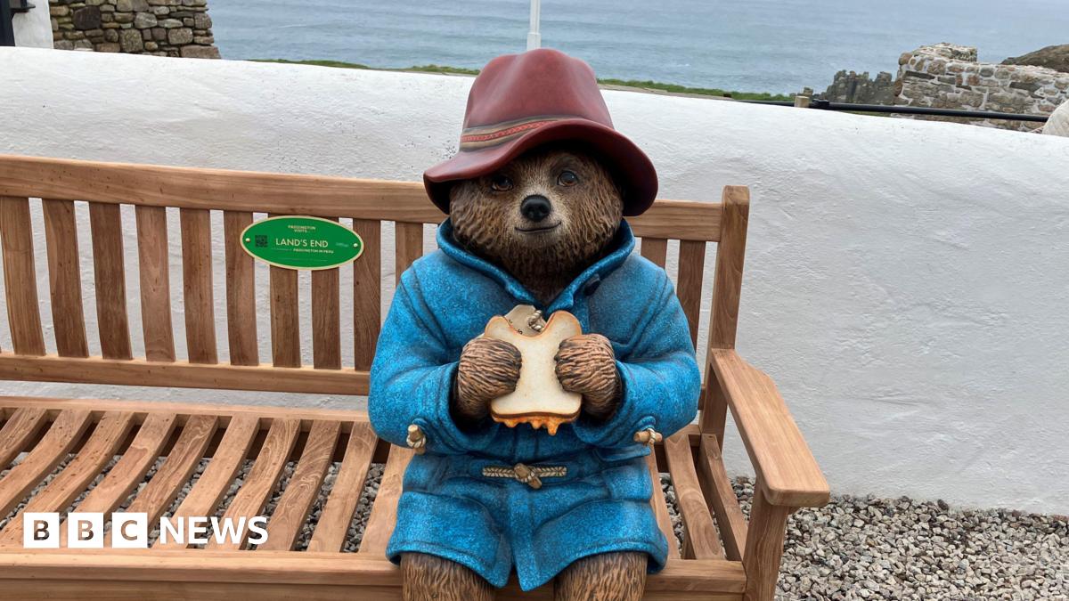 Land's End unveils Paddington statue - BBC News