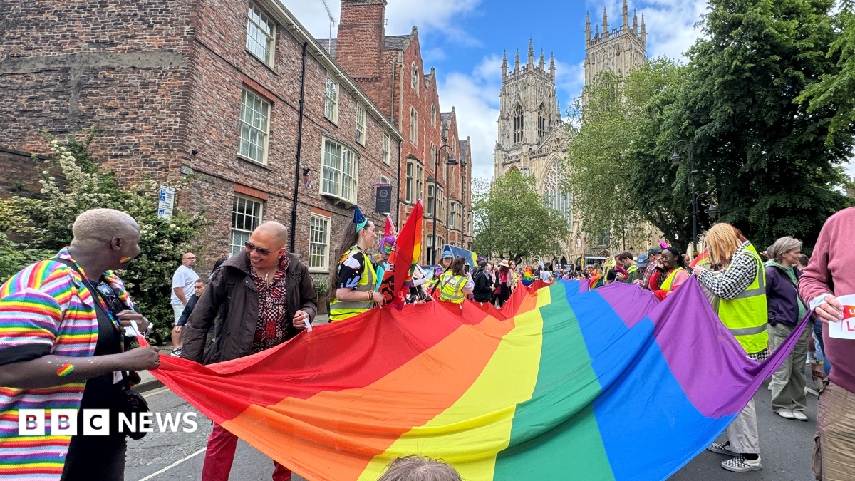 Thousands arrive in city to celebrate York Pride - BBC News