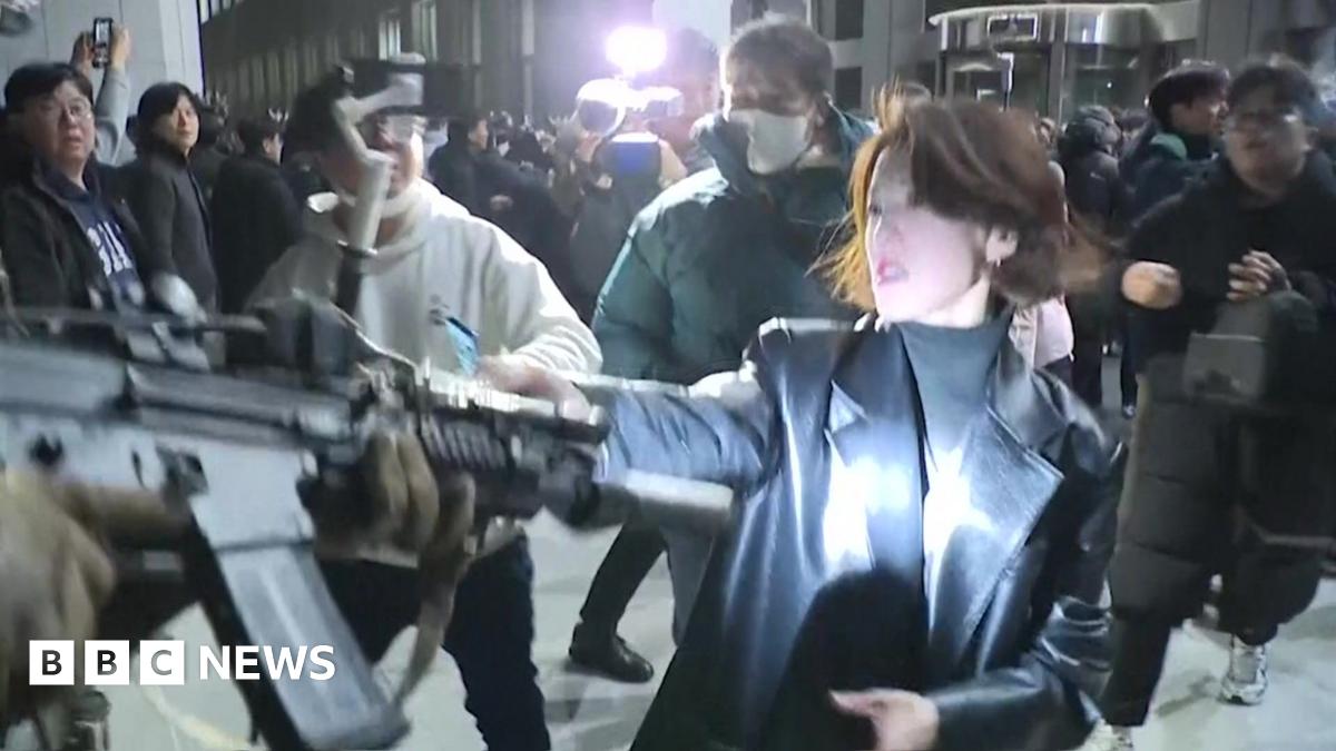 South Korea martial law: Fearless woman grabs soldier's gun - BBC News