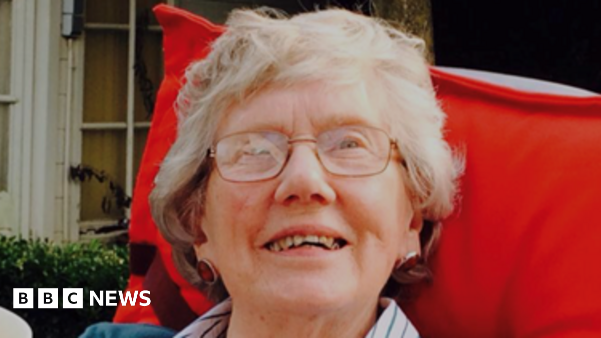 Singing Postman's Norfolk 'nicotine gal' muse dies aged 92 - BBC News