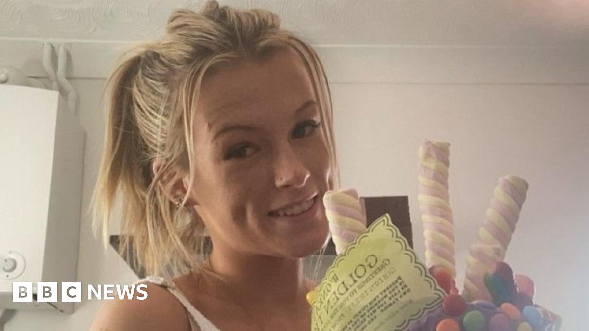 Poole teen turned away from college starts baking business - BBC News