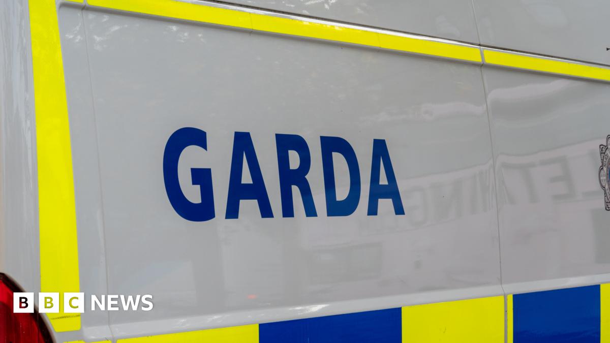 Man dies and three injured in Tipperary crash - BBC News