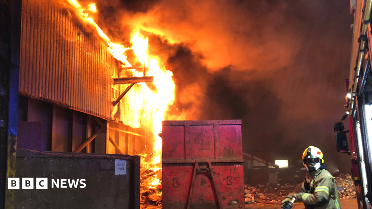 Colwick: Fire crews tackle blaze at industrial site - BBC News