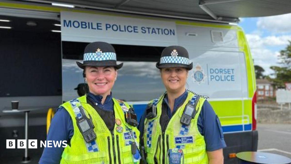 Crime reporting low at Dorset mobile police stations - BBC News