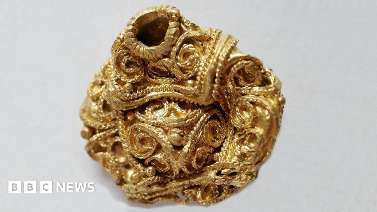 Lancaster metal detectorist finds treasure in Cumbrian field - BBC News