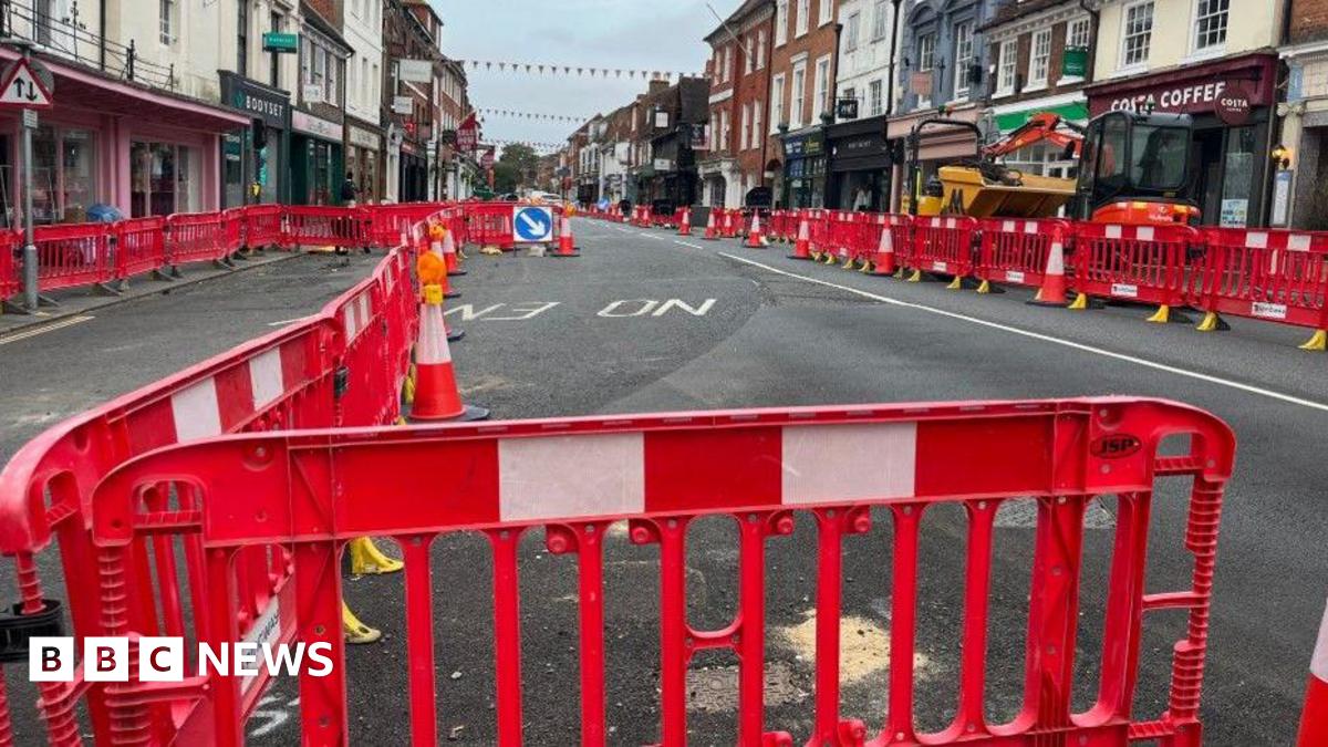 Farnham road closes as improvement works continue - BBC News